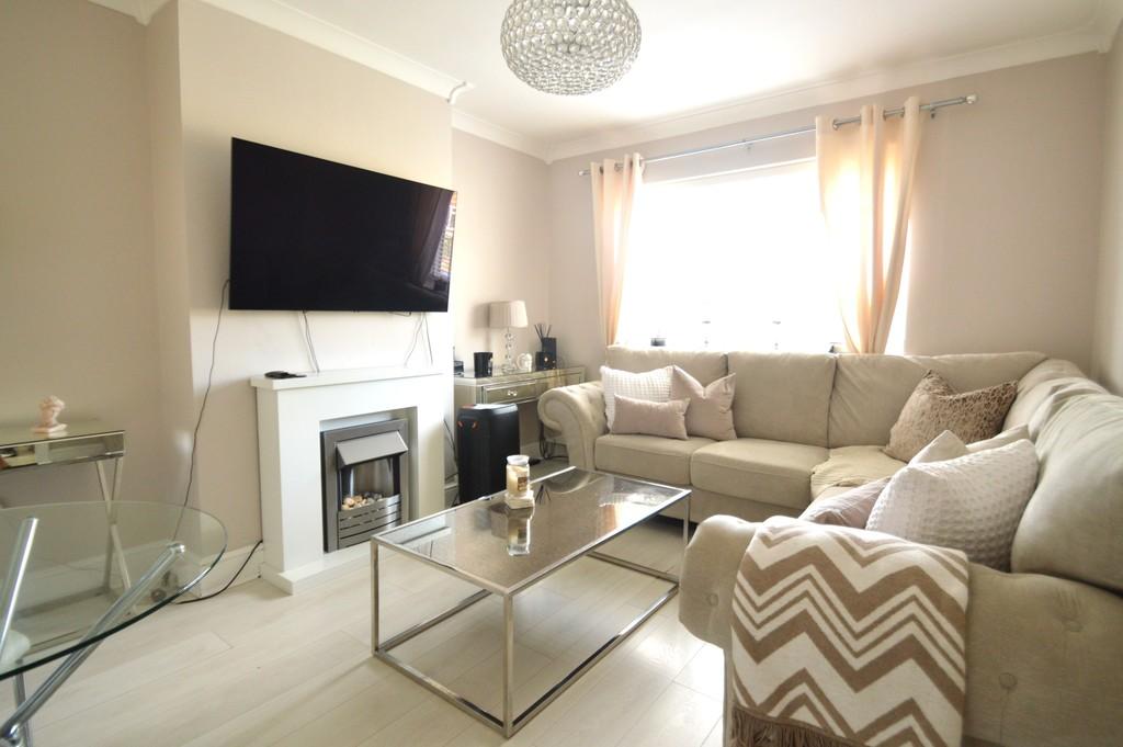 Timbercroft Lane, London 2 bed ground floor maisonette - £274,995