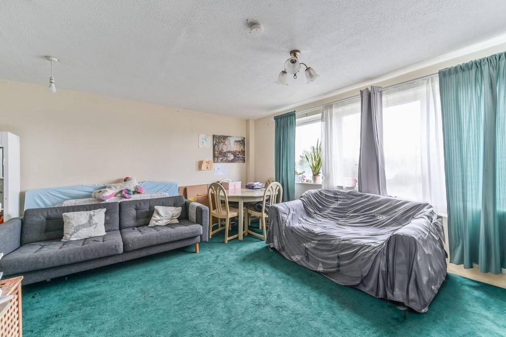 Kintyre Close, Norbury, London, SW16 2 bed flat - £1,650 pcm (£381 pw)