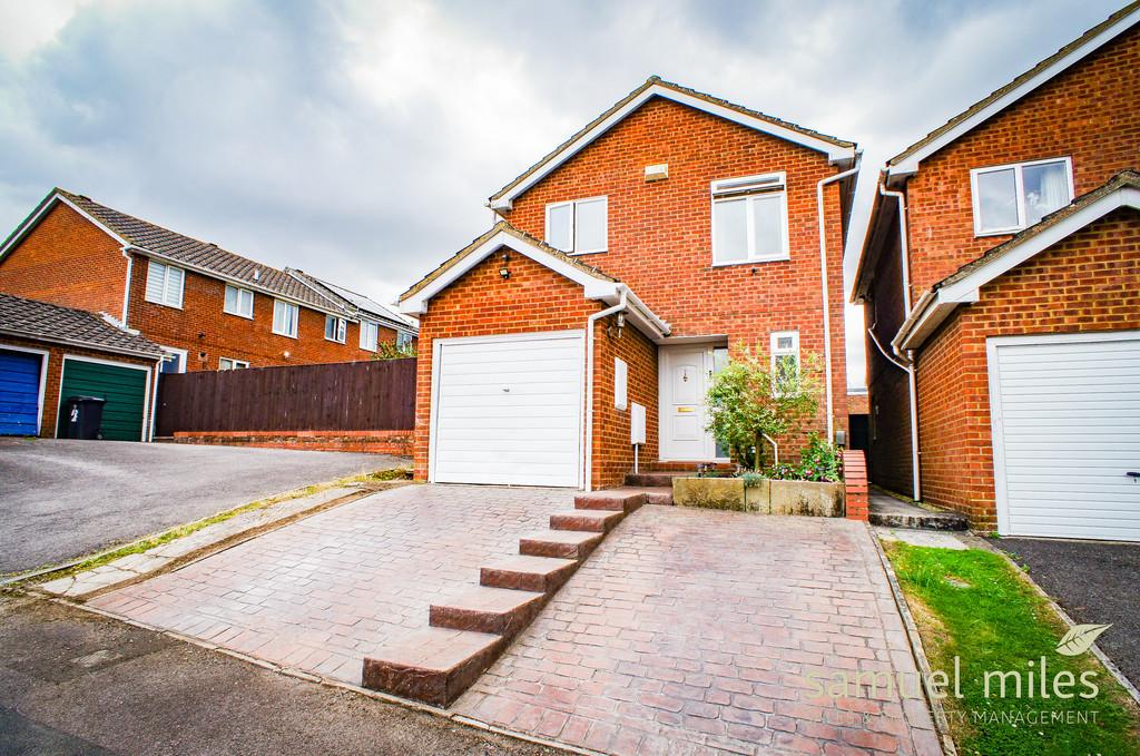 Winwick Road, Swindon SN5 3 bed detached house - £320,000