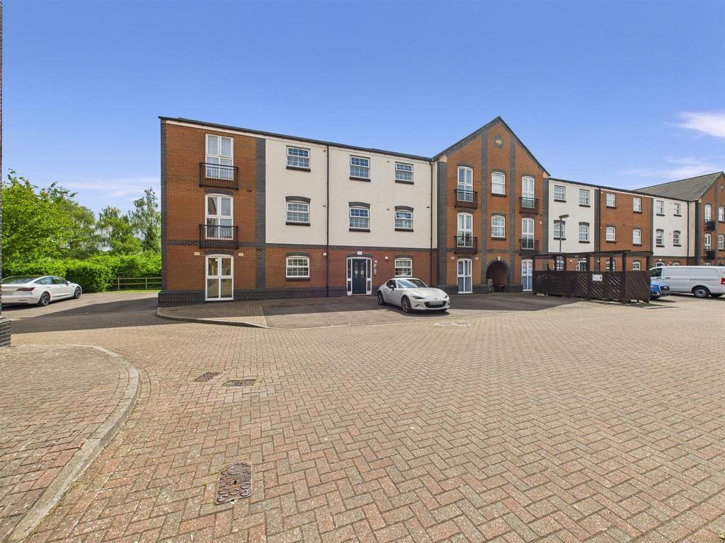 St. Austell Way, Swindon SN2 2 bed apartment for sale - £149,999
