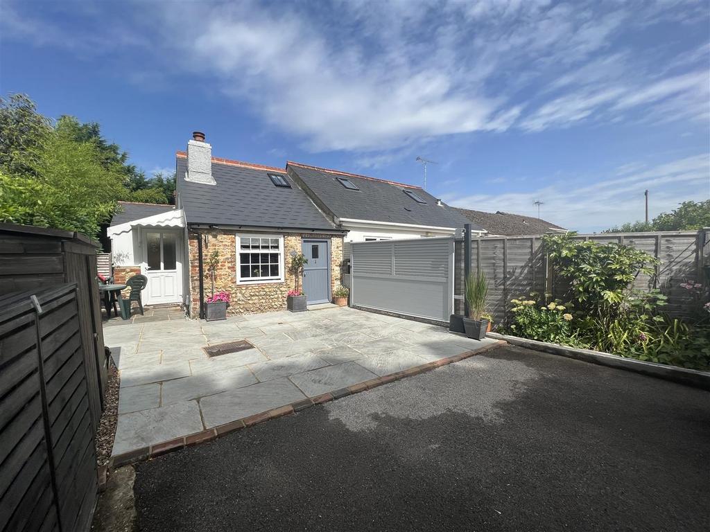 Ball and Wicket Lane, Farnham GU9 3 bed end of terrace house - £485,000