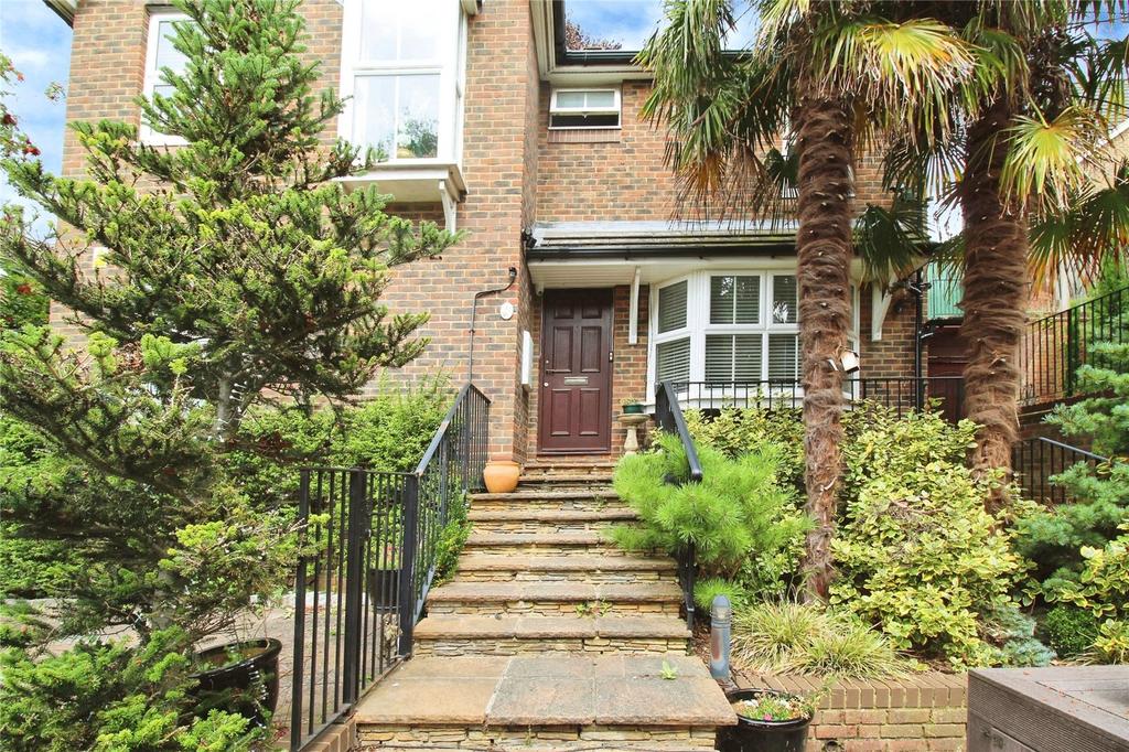 Dutch Gardens, Kingston upon Thames KT2 1 bed property - £860 pcm (£198 pw)