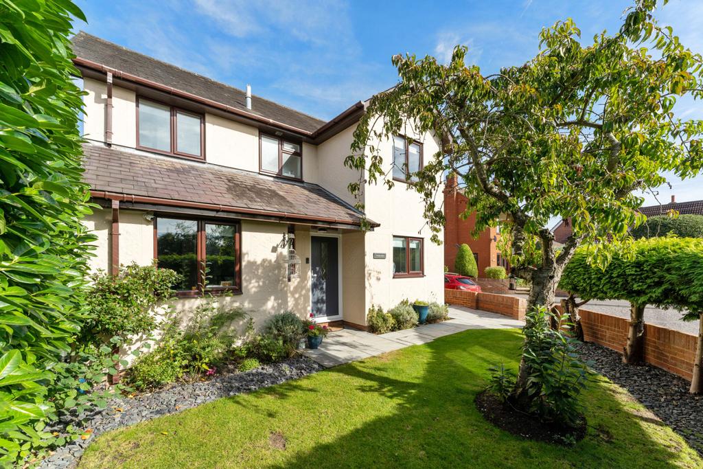 High Easter Road, Dunmow CM6 4 bed detached house for sale - £535,000