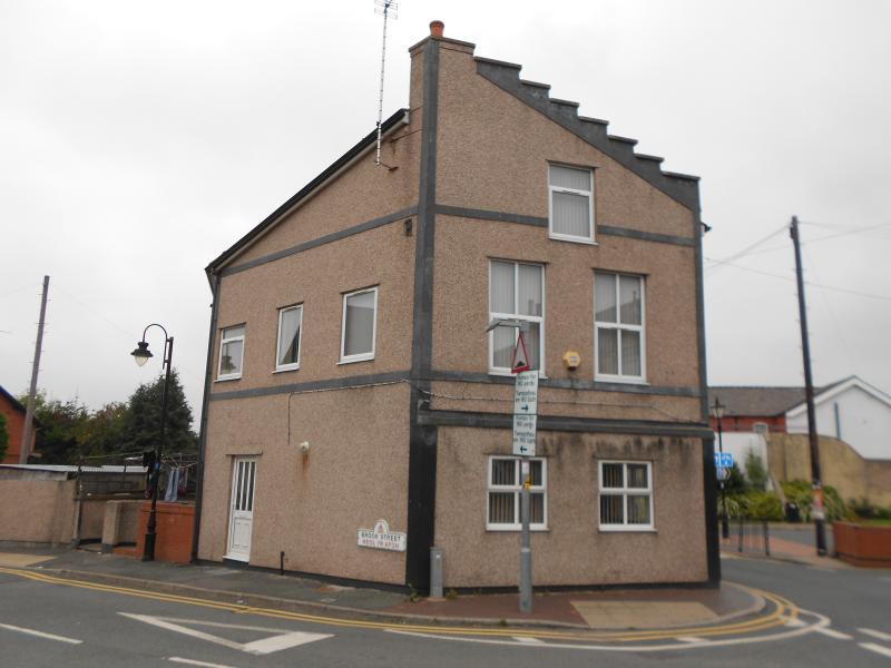 Brook Street, Wrexham LL14 4 bed house - £900 pcm (£208 pw)