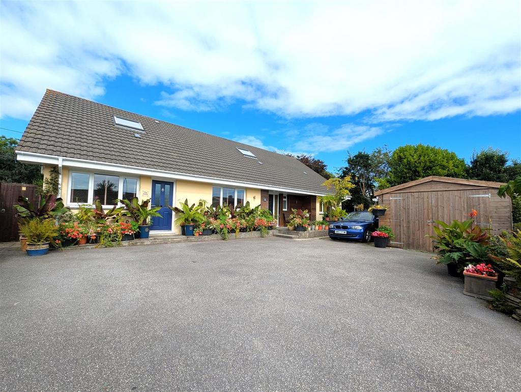 Trethiggey Crescent, Quintrell Downs TR8 5 bed detached house for sale ...