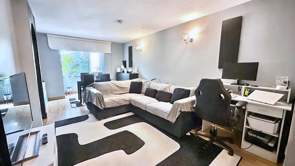 Waterside Close, Barking IG11 2 bed flat - £250,000