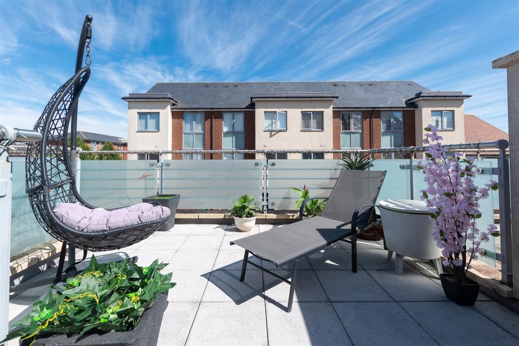 Springhead Parkway, Northfleet... 4 bed townhouse - £400,000