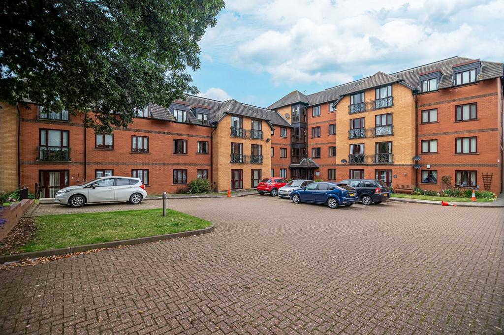 George Street, Kettering NN16 2 bed flat - £130,000