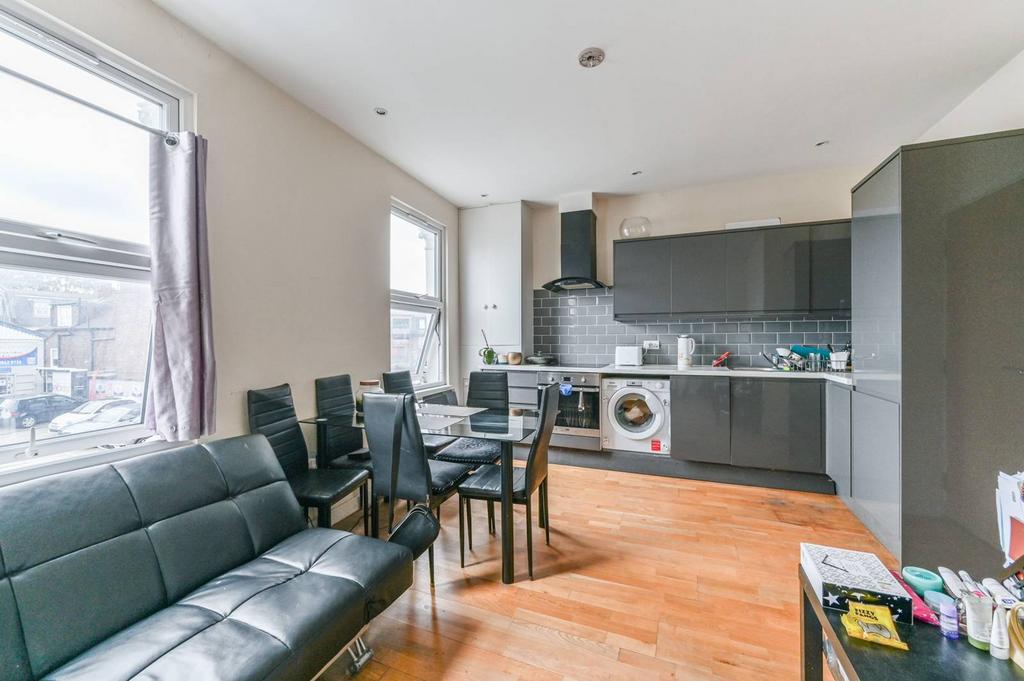 Haydons Road, Wimbledon, London, SW19 2 bed flat - £1,750 pcm (£404 pw)