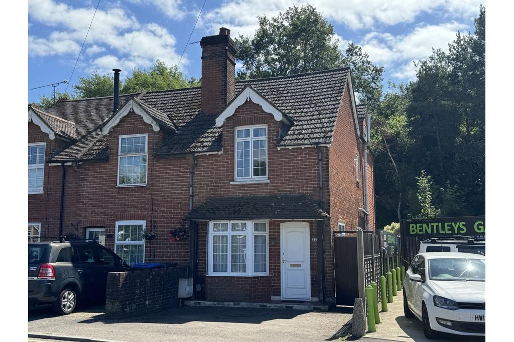 Connaught Road, Brookwood GU24 3 bed end of terrace house - £1,800 pcm ...