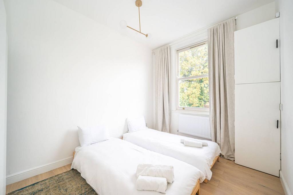 RECTORY ROAD, Hackney, London, N16 2 bed flat - £3,000 pcm (£692 pw)