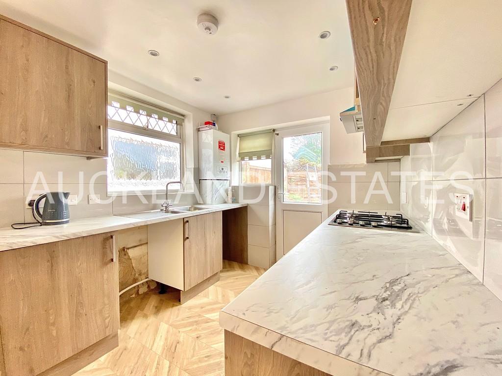 Dugdale Hill Lane, Potters Bar EN6 2 bed semi-detached bungalow - £ ...