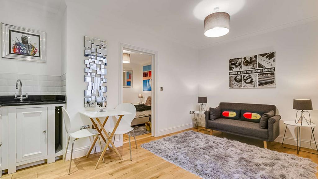 Cathcart Road, London, SW10 1 bed flat - £1,950 pcm (£450 pw)
