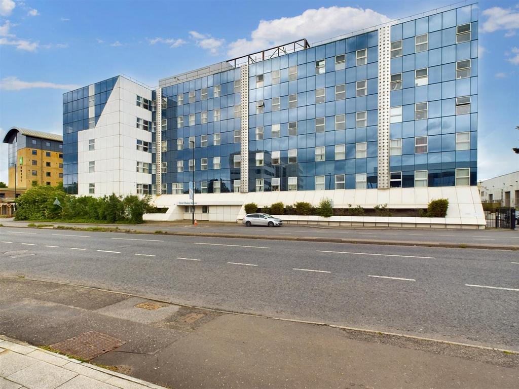 London Road, Crawley RH10 2 bed flat - £1,250 pcm (£288 pw)