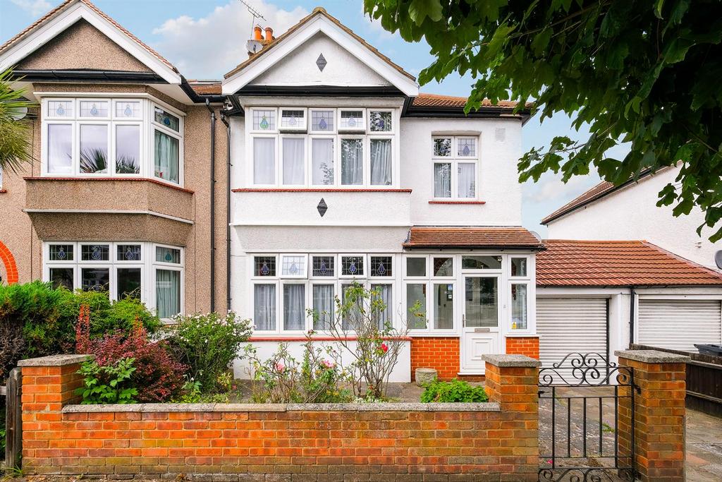 Reydon Avenue, Wanstead 3 bed end of terrace house - £850,000