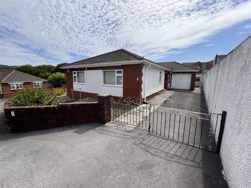 Parc Glanffrwd, Garnant, Ammanford 3 bed detached bungalow - £235,000