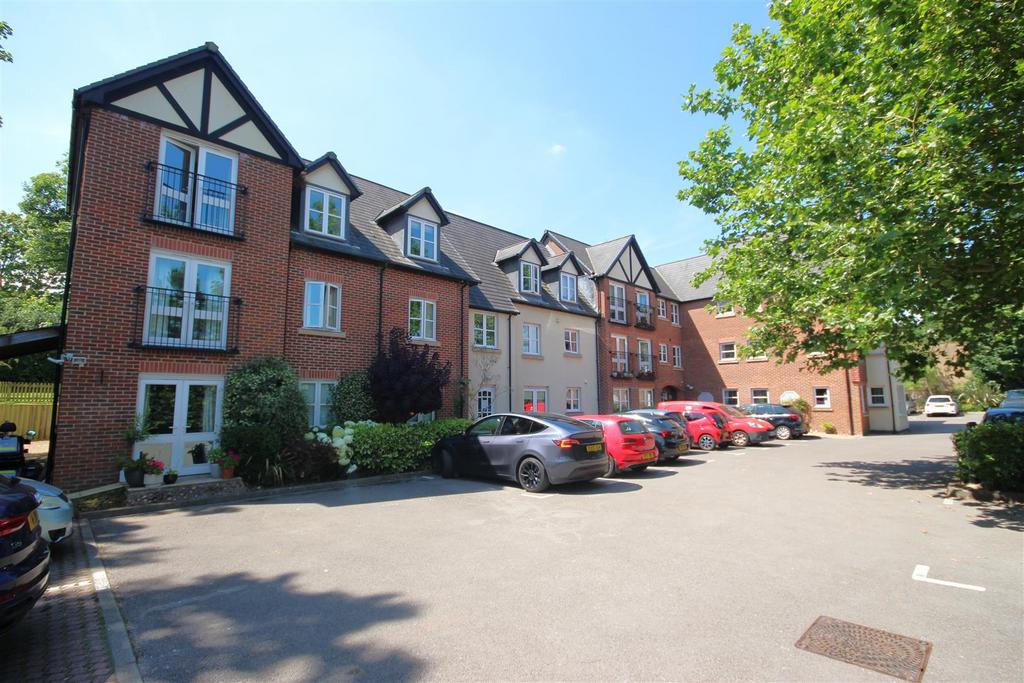 Pritchard Court, Cardiff Road... 1 bed retirement property - £175,000