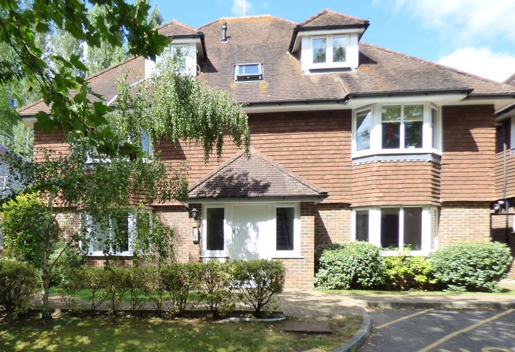 Ashurst Close, Leatherhead, Surrey 2 bed apartment - £1,450 pcm (£335 pw)