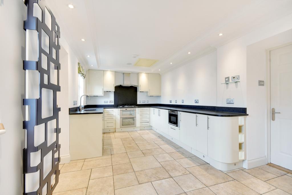 Church Street, Great Baddow, Chelmsford 2 bed maisonette - £350,000