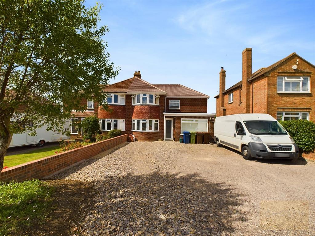 Chosen Drive, Churchdown, Gloucester 3 bed semi-detached house - £370,000