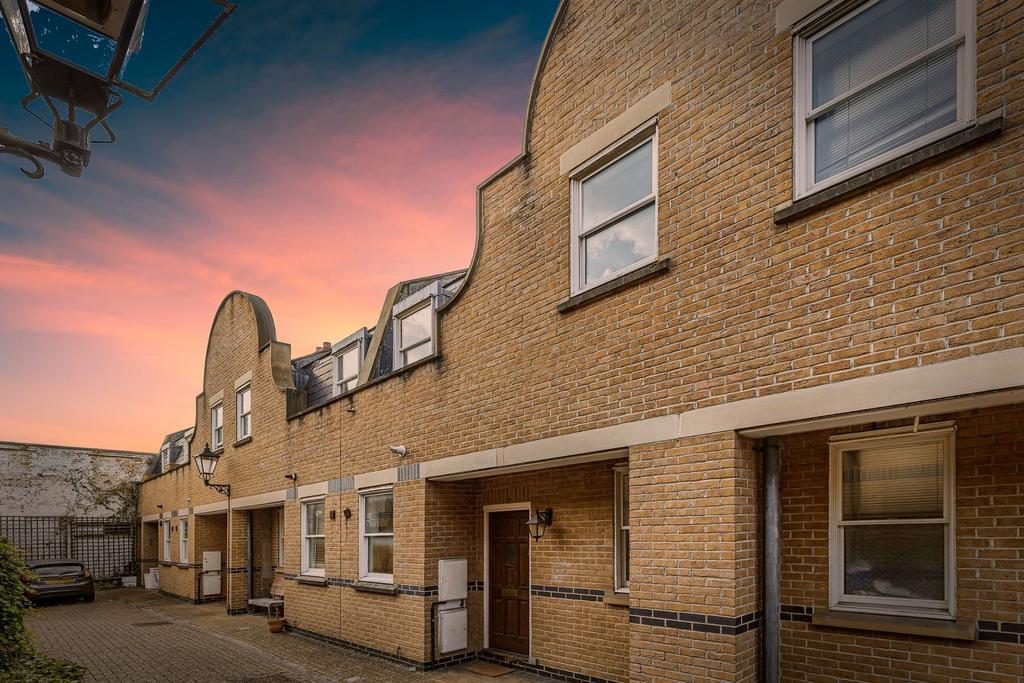 Regis Place, London SW2 2 bed terraced house - £2,500 pcm (£577 pw)