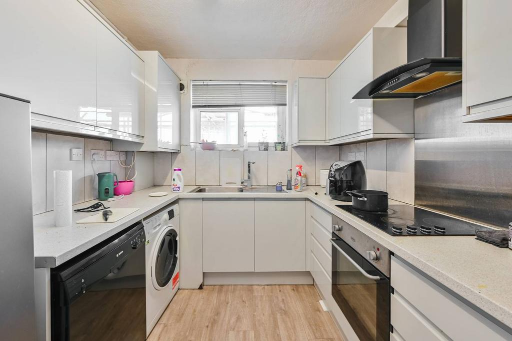 Bramber House, Bloomsbury, London, WC1H 3 bed flat - £3,142 pcm (£725 pw)