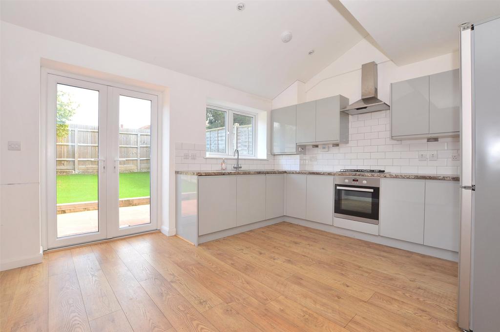 Malmstone Avenue, Surrey RH1 3 bed detached house - £1,950 pcm (£450 pw)