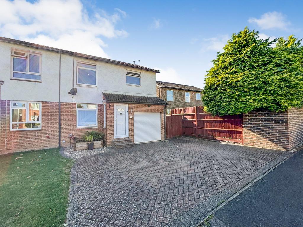 Hatfield Court, Calcot, Reading, RG31 3 bed semi-detached house - £425,000