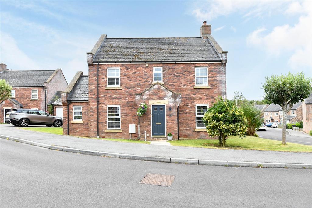 Lacock Gardens, Hilperton 4 bed detached house - £465,000