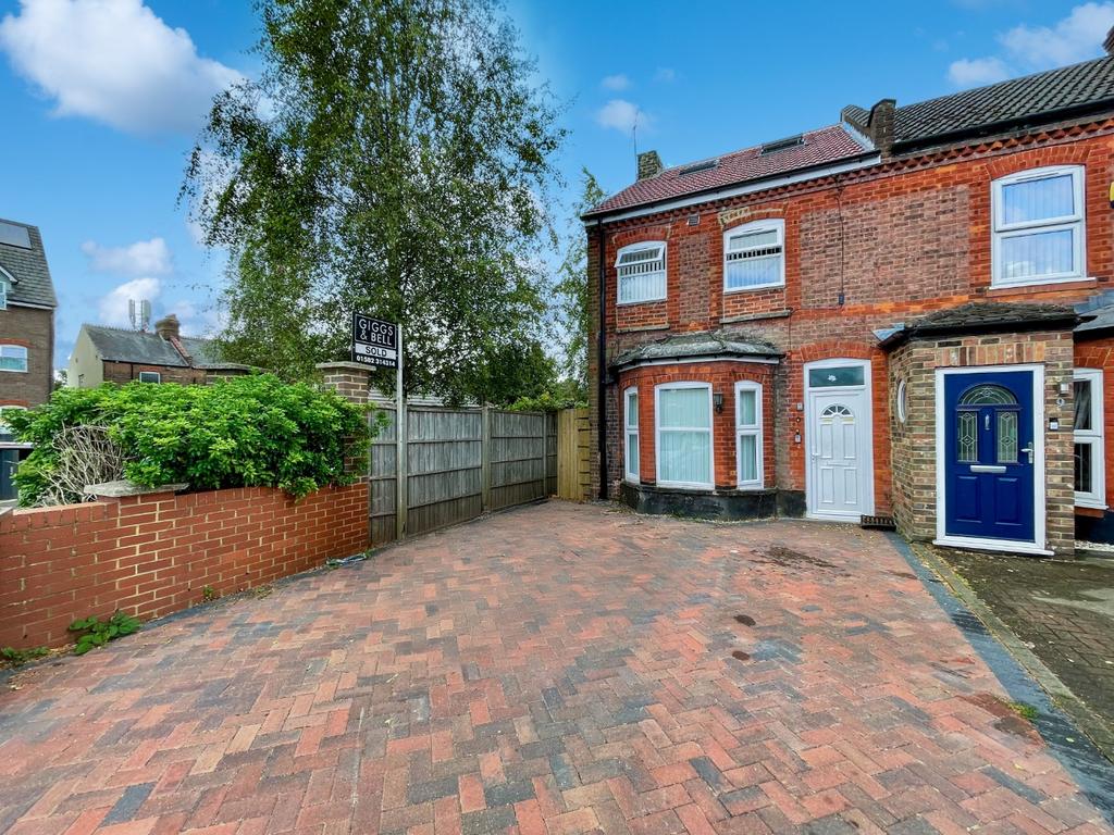 Stockingstone Road, Luton... 4 bed end of terrace house - £360,000