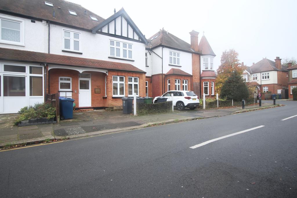 Radnor Road, Harrow HA1 1 bed flat - £1,395 pcm (£322 pw)
