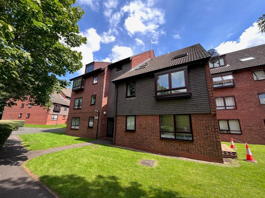 Humphrey Middlemore Drive... 2 bed flat - £1,050 pcm (£242 pw)
