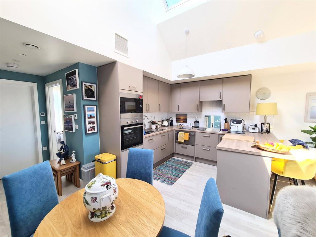 Horsell Moor, Surrey GU21 1 bed flat - £375,000