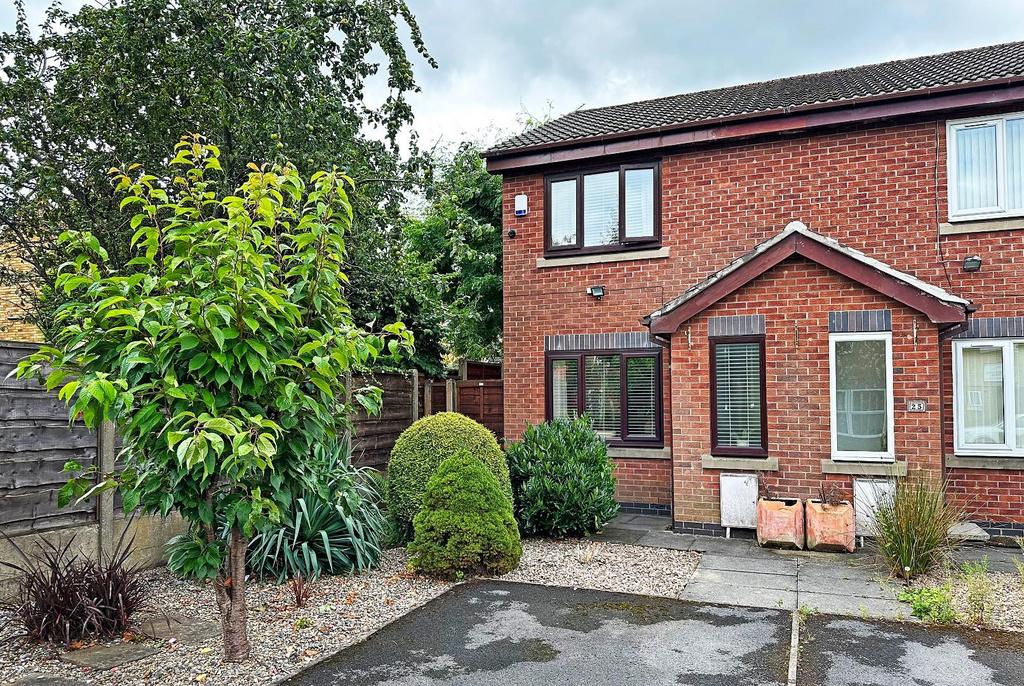 Thorngrove Avenue, Baguley 2 bed end of terrace house - £200,000