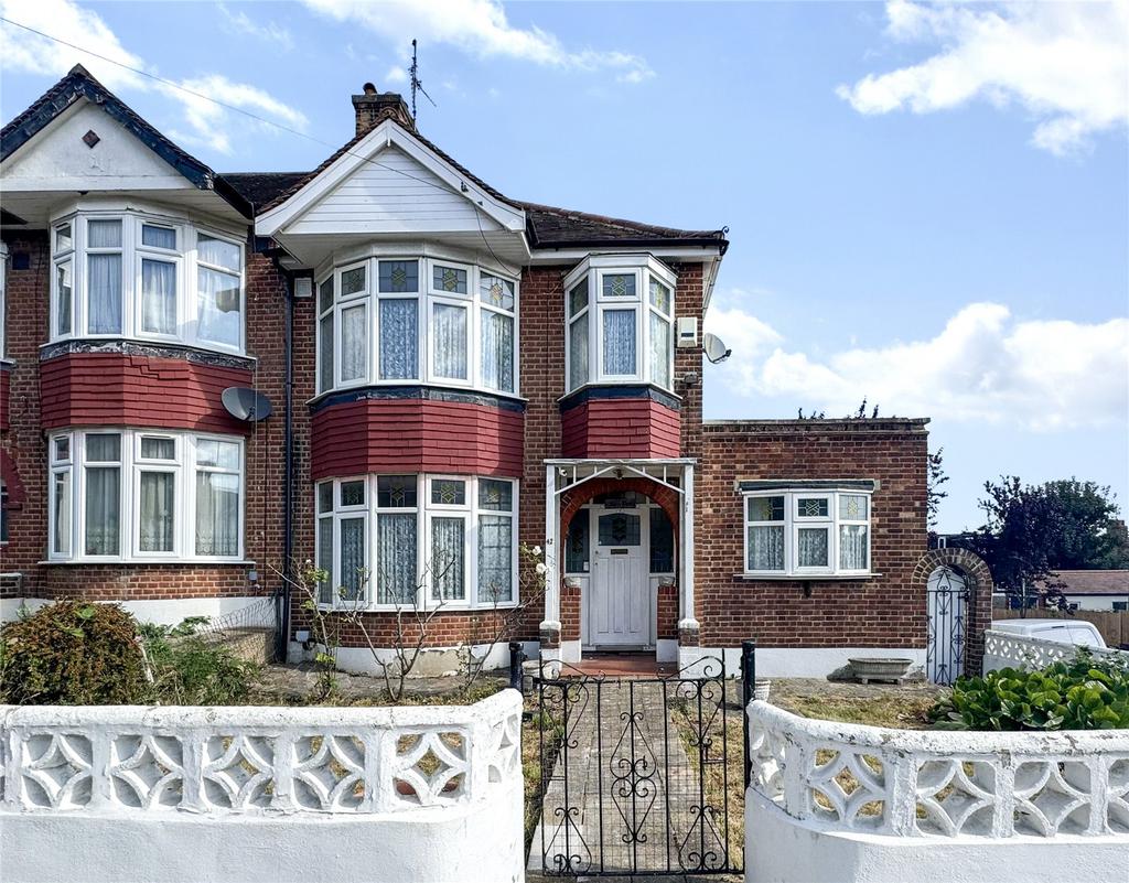 Chelsworth Drive, Plumstead Common, SE18 4 bed end of terrace house - £ ...