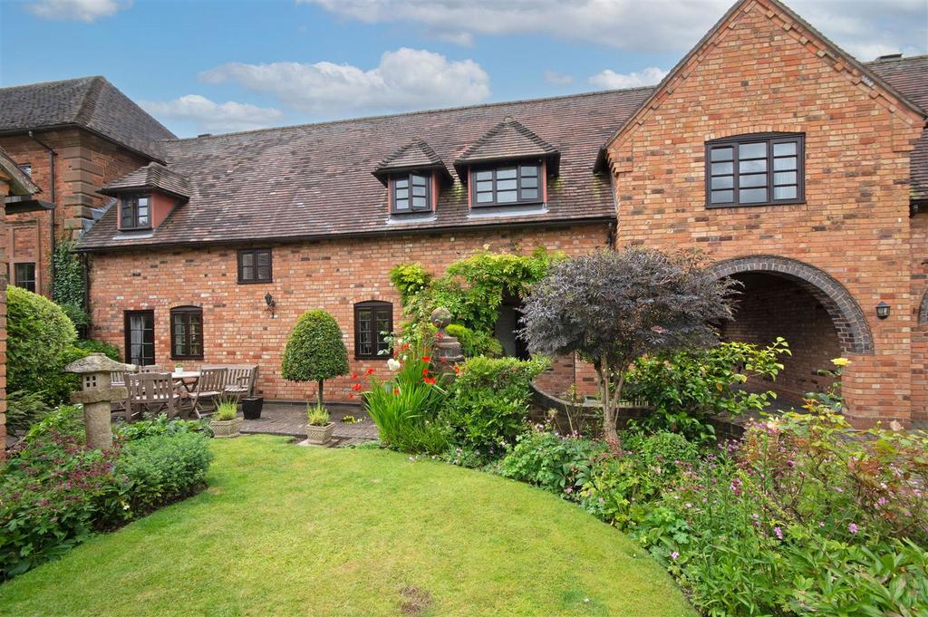 Ox Leys Road, Sutton Coldfield, B75 7HP 4 bed barn conversion - £450,000