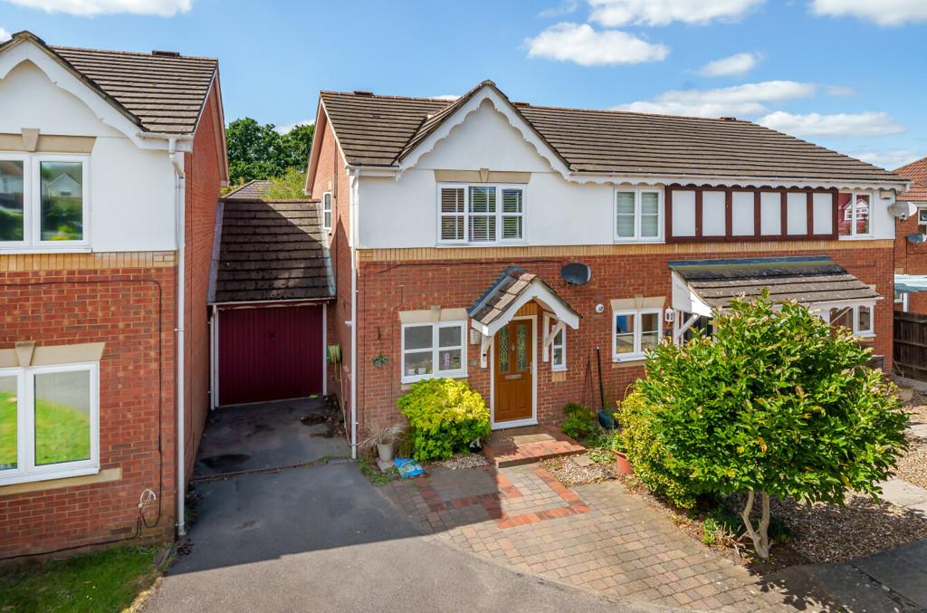 Skelton Fields, Bracknell, Berkshire 2 bed end of terrace house - £400,000