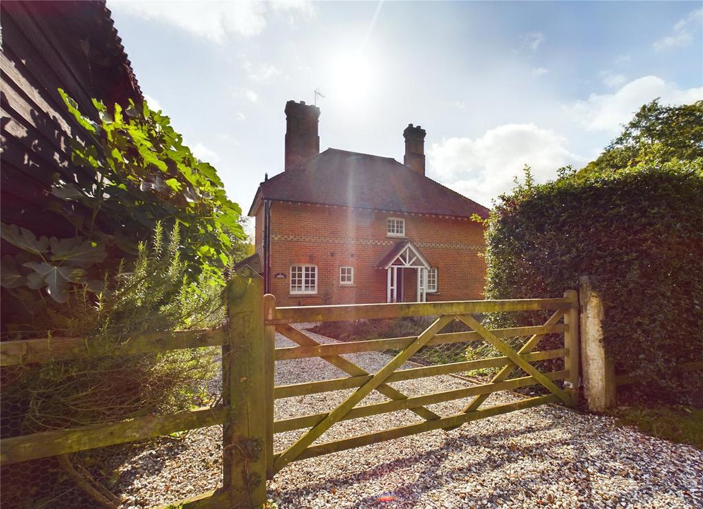 Longmoor Lane, Mortimer Common... 3 bed detached house - £2,250 pcm (£ ...