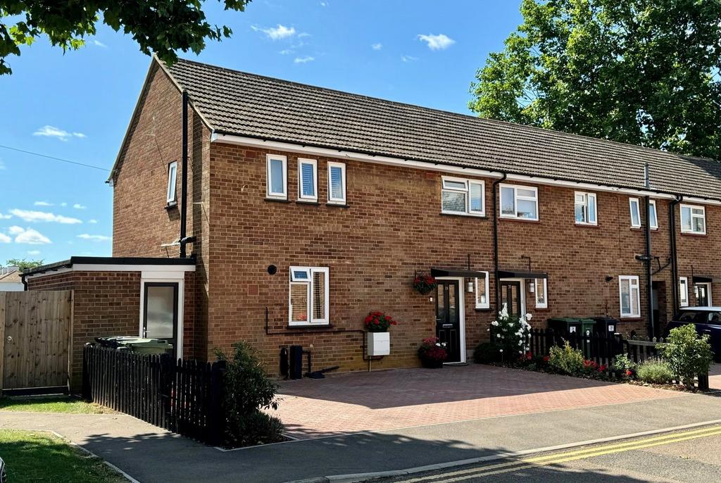 Tedder Avenue, Henlow, SG16 3 bed end of terrace house - £350,000