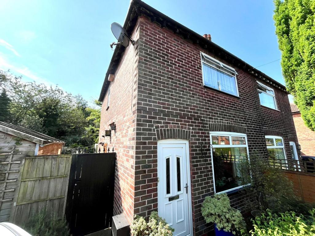 Whitebank Avenue, Brinnington... 2 bed semi-detached house - £210,000