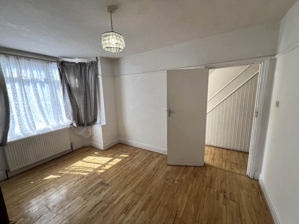 Chester Ave, Luton LU4 3 bed semi-detached house - £1,500 pcm (£346 pw)