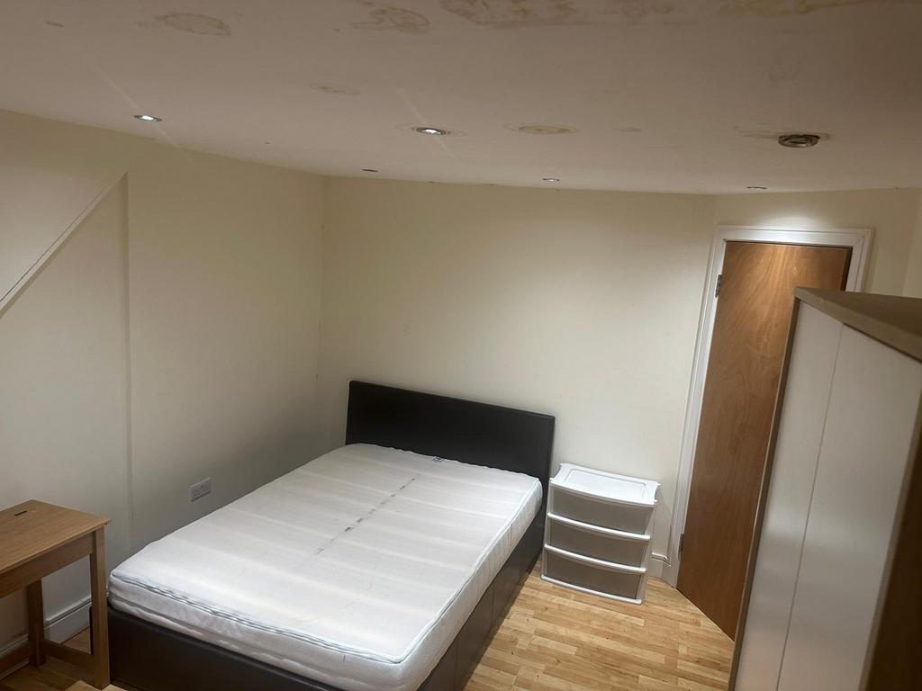 Nether Street, London N3 3 bed terraced house - £750 pcm (£173 pw)