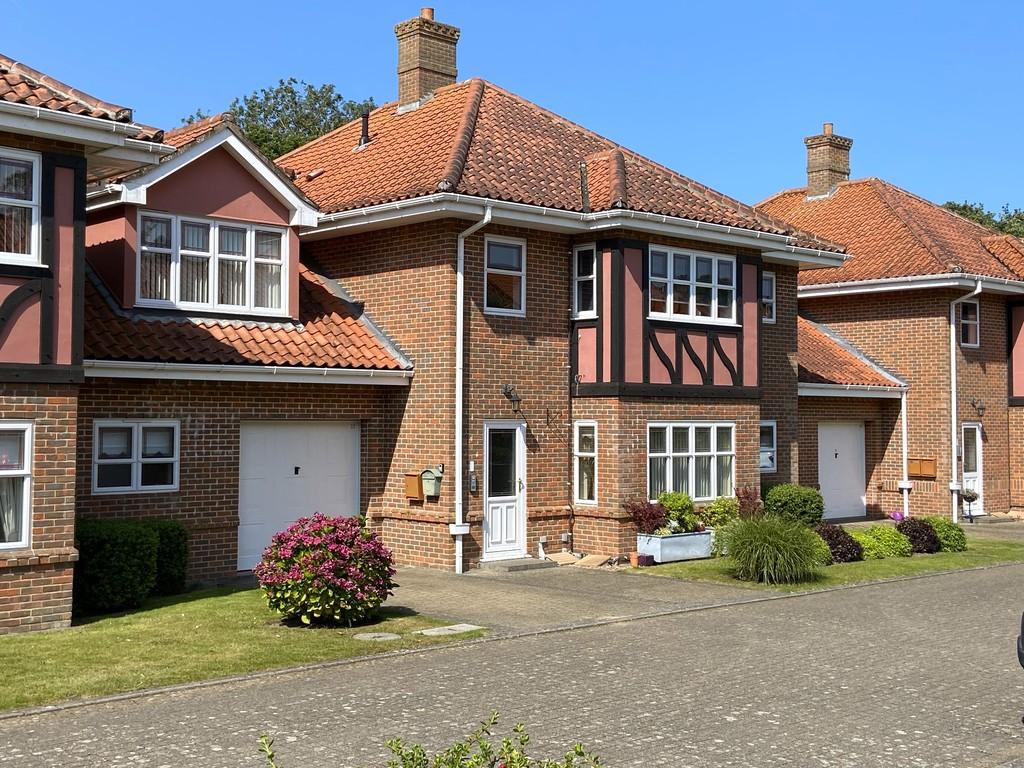 Sutherland Court Gardens, Cromer NR27 2 bed apartment for sale - £350,000