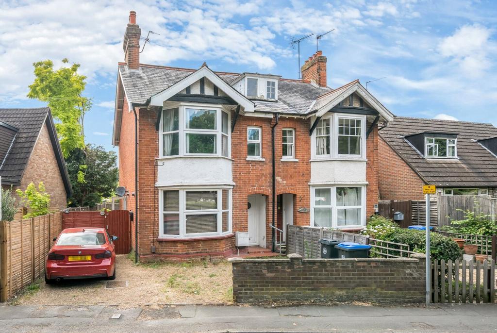 Arthurs Bridge Road, Horsell, Woking... 1 bed flat - £215,000