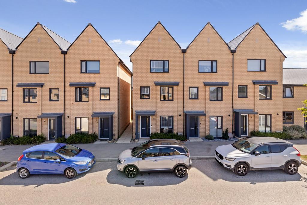 Nearne Way, Folkestone, CT20 4 bed end of terrace house - £375,000