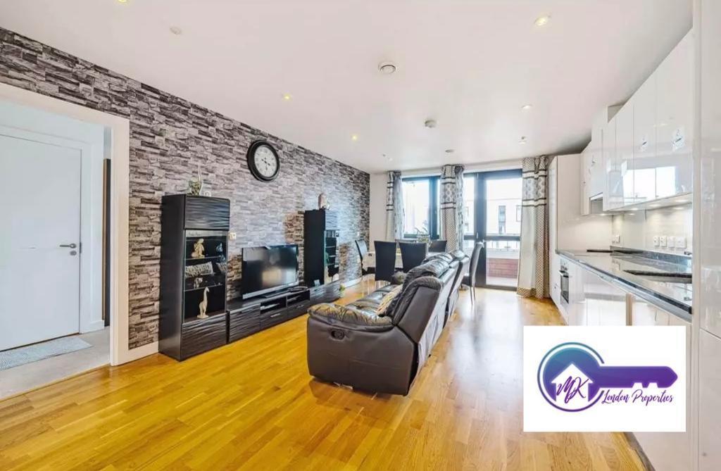 London E20 2 bed flat - £2,747 pcm (£634 pw)