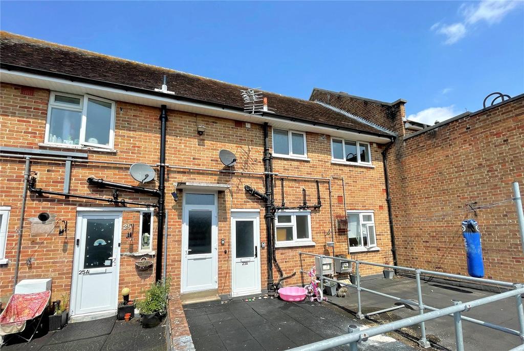 Park Parade, Havant, Hampshire, PO9 1 bed maisonette - £75,000