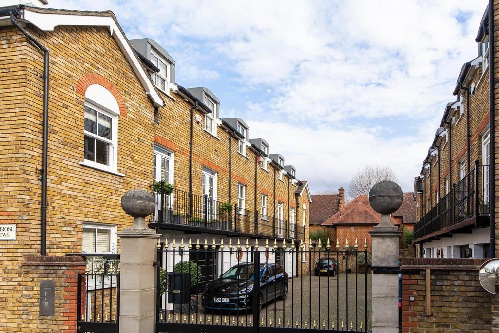 Ambrose Mews, Battersea SW11 4 bed townhouse - £4,300 pcm (£992 pw)