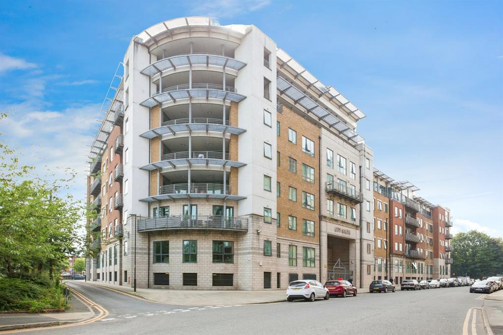 City South, City Road East, M15 2 bed flat to rent - £1,300 pcm (£300 pw)