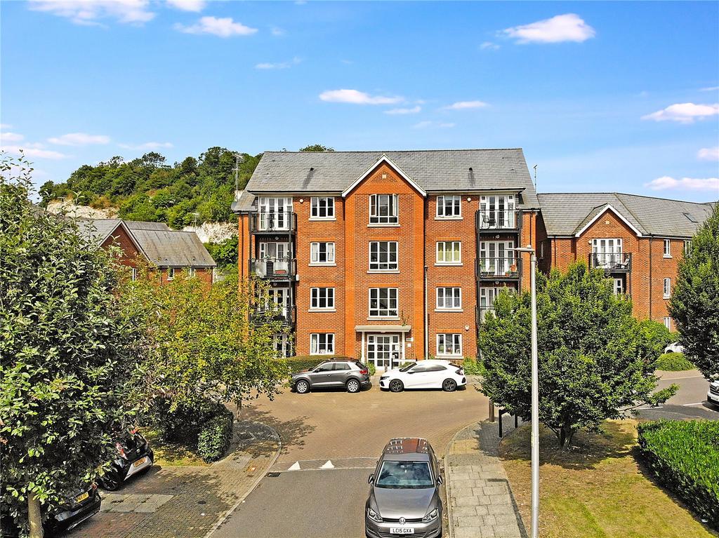 Silver Streak Way, Rochester, Kent, ME2 2 bed flat - £210,000